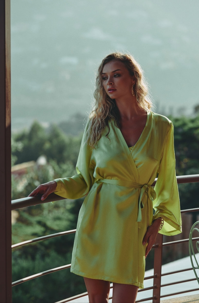 Calista short negligee in lime green silk / Marjolaine